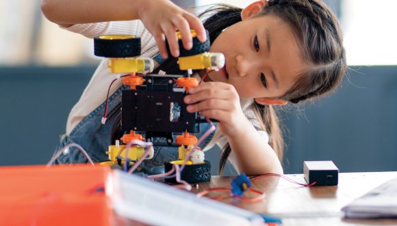 Parachutes, Gravity and Air Resistance - Kids Discover